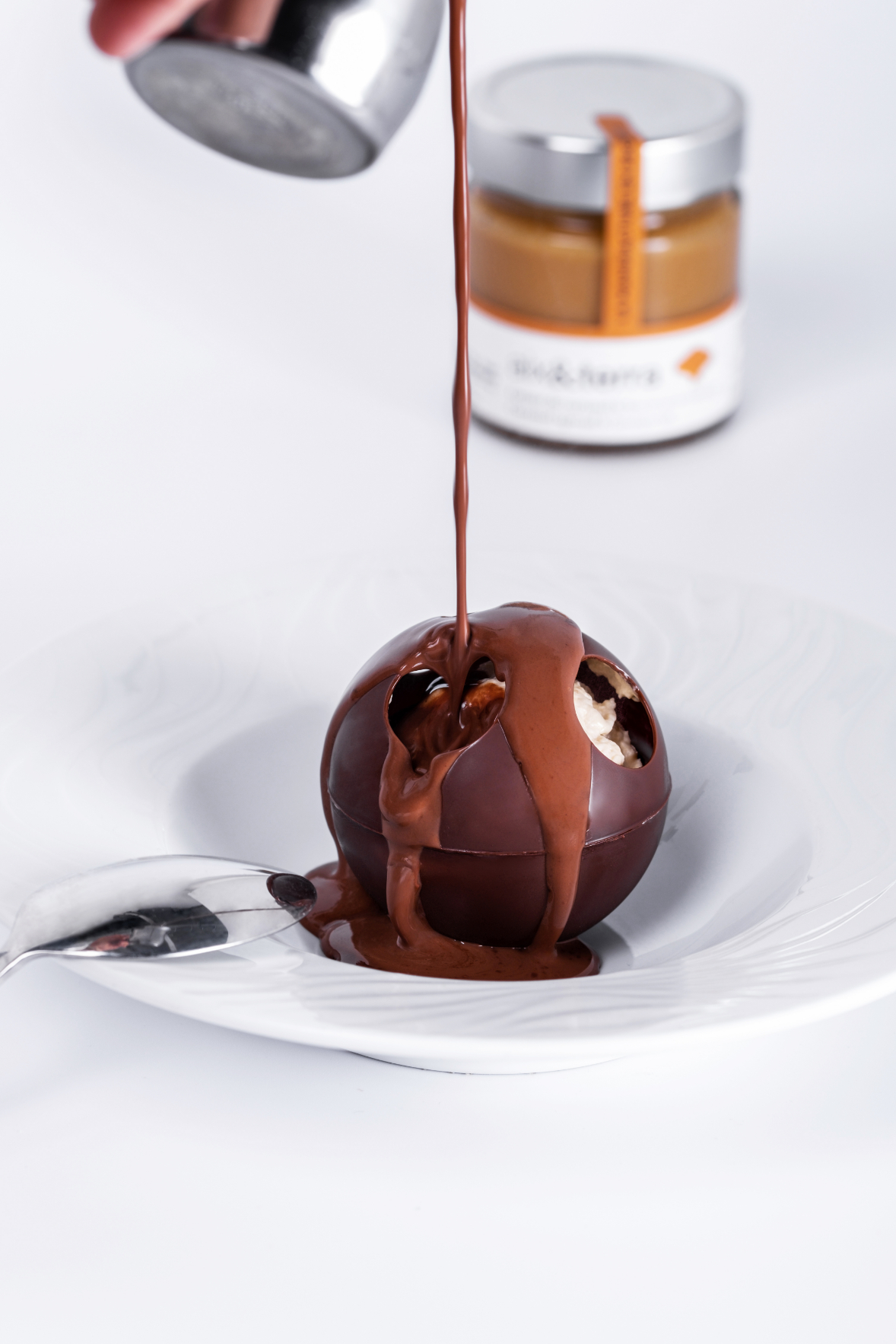 Bombe au chocolat Valhrona crème caramel et fleur de sel de Camargue ...